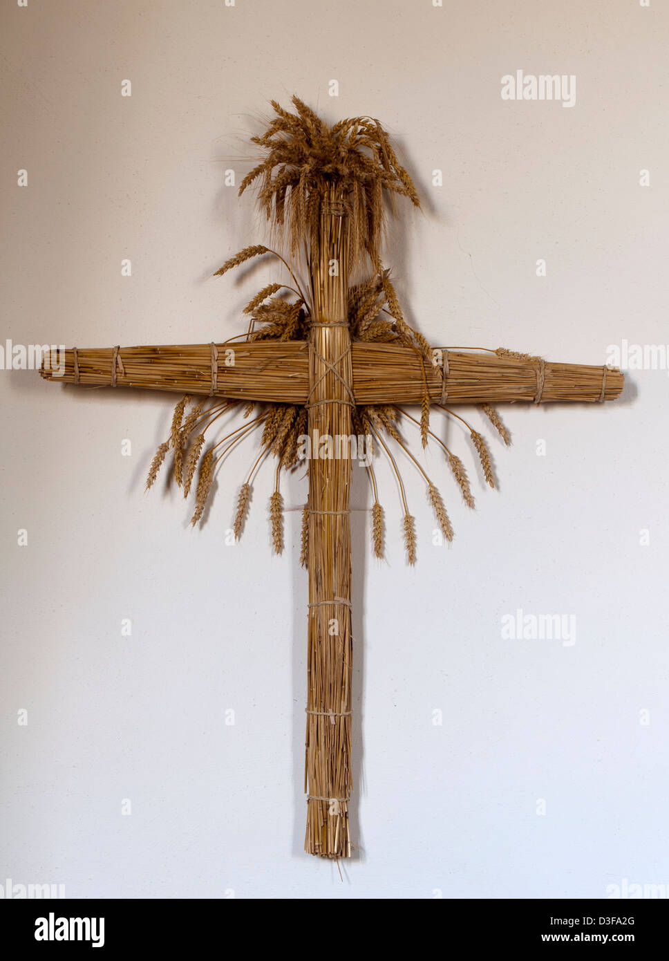 Straw cross hi-res stock photography and images - Alamy