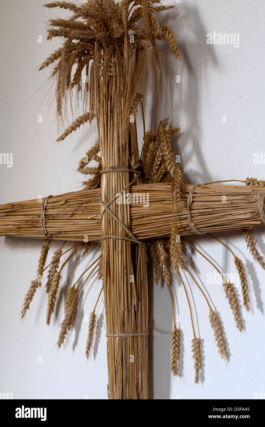 Straw cross hi-res stock photography and images - Alamy