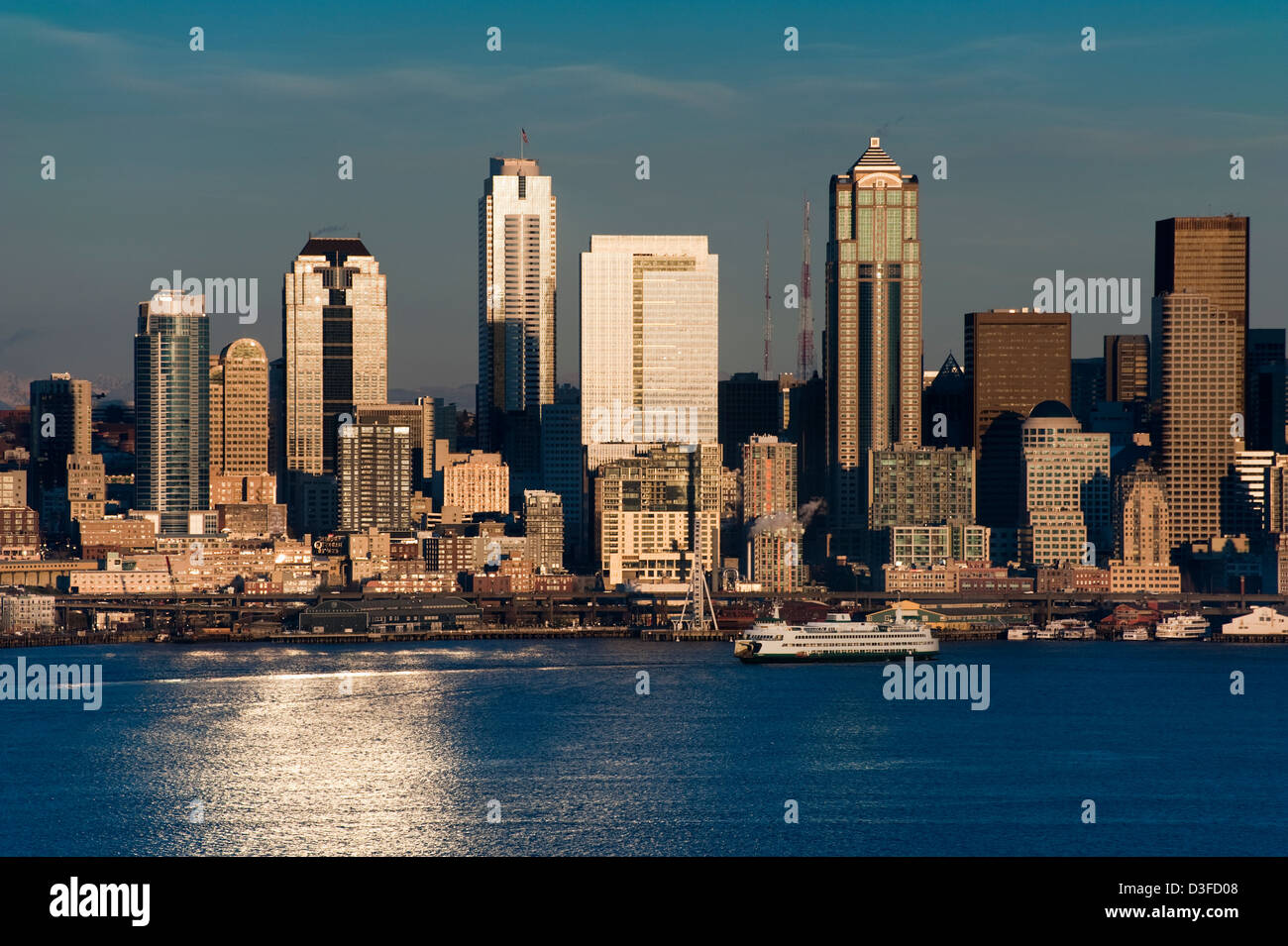 Seattle waterfront at sunset hi-res stock photography and images - Alamy