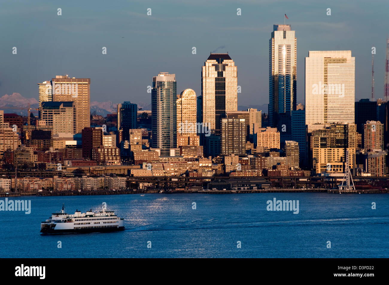 A beautiful Seattle, Washington sunset overlooking Elliott Bay with ...