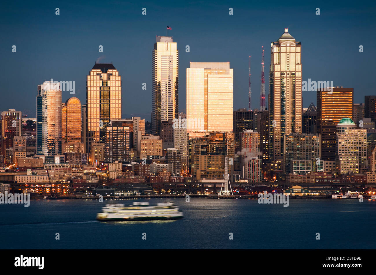A beautiful Seattle, Washington sunset overlooking Elliott Bay with ...