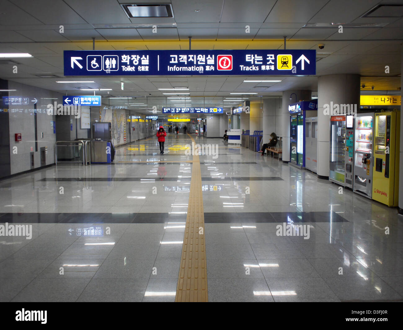 Interior subway station seoul hi-res stock photography and images - Alamy
