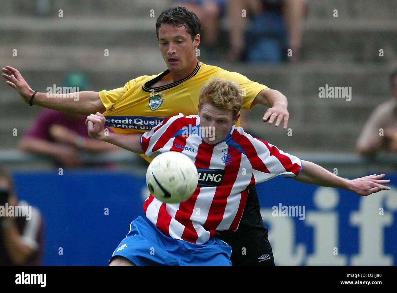 (dpa) - Fuerth's defender Michael Kuemmerle (back) struggles with ...
