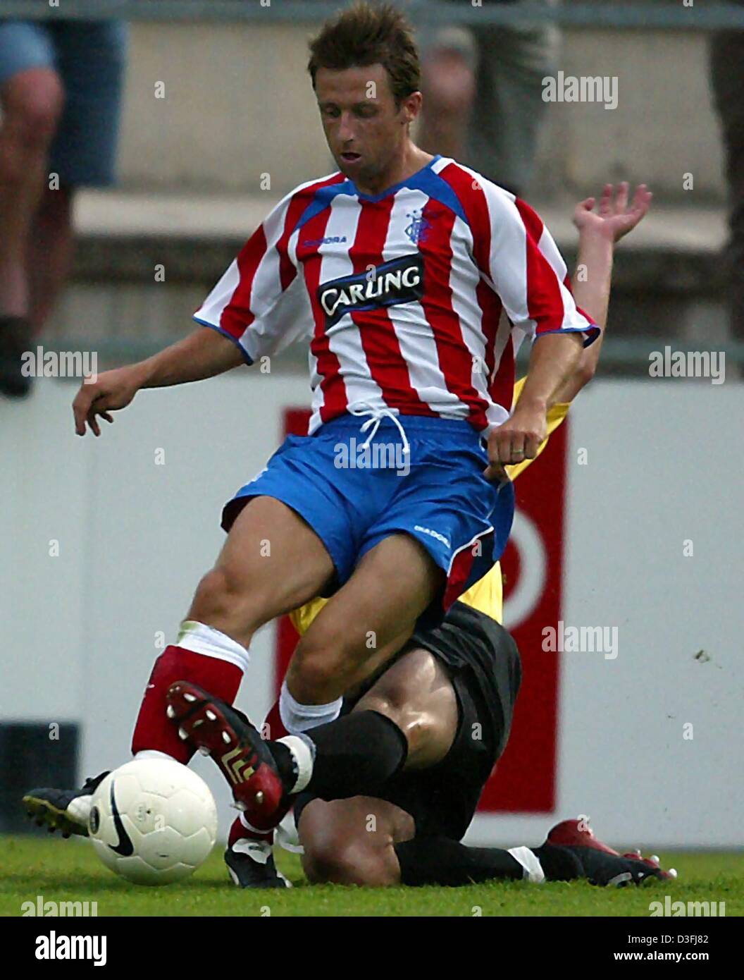 (dpa) - Fuerth's midfielder Mirko Reichel (back, covered) attacks ...