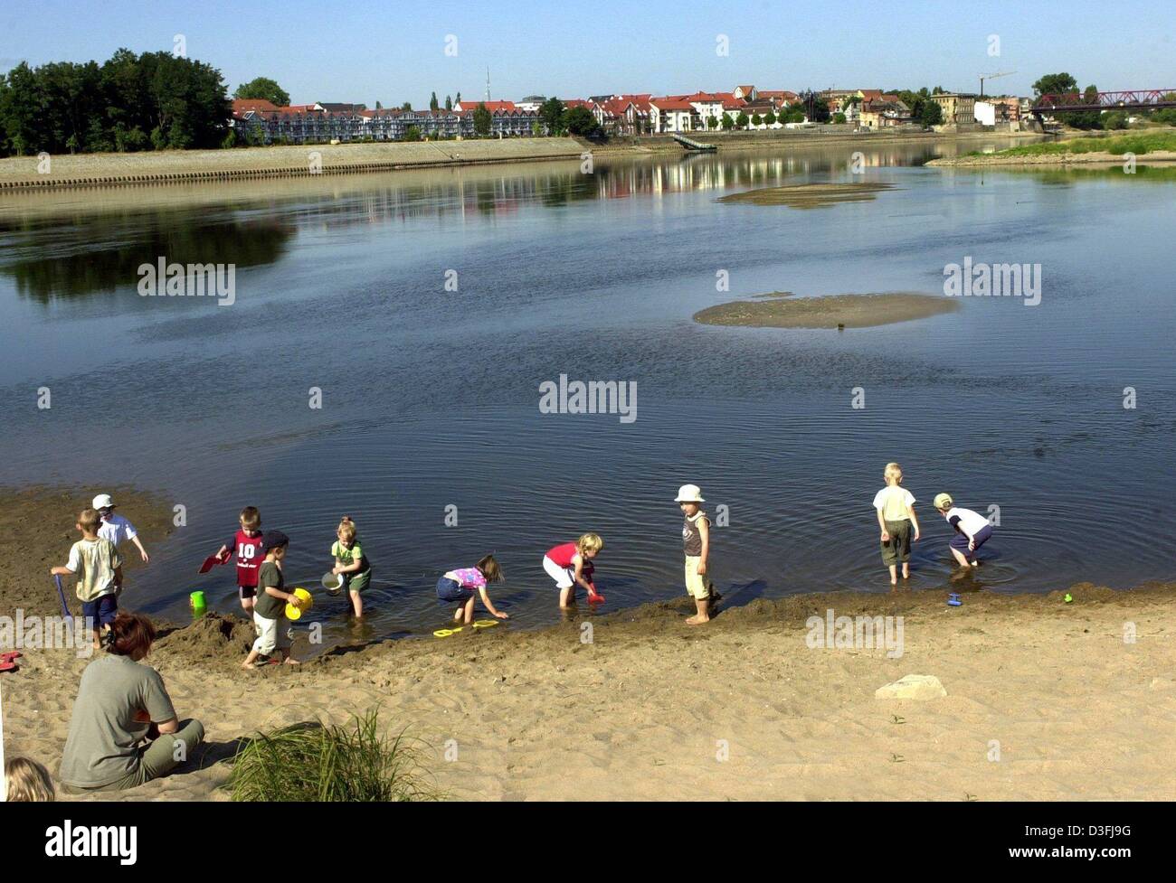 Kids playing on river bank hi-res stock photography and images - Alamy