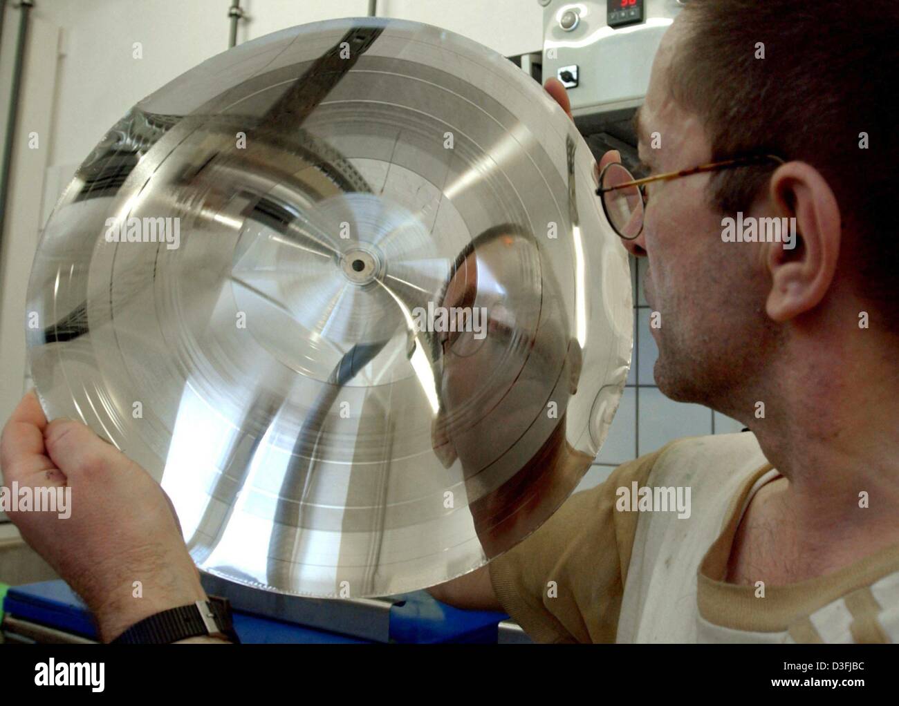 (dpa) - Galvaniser Gerd Thalhaeuser of R.A.N.D. Muzik is checking a ...