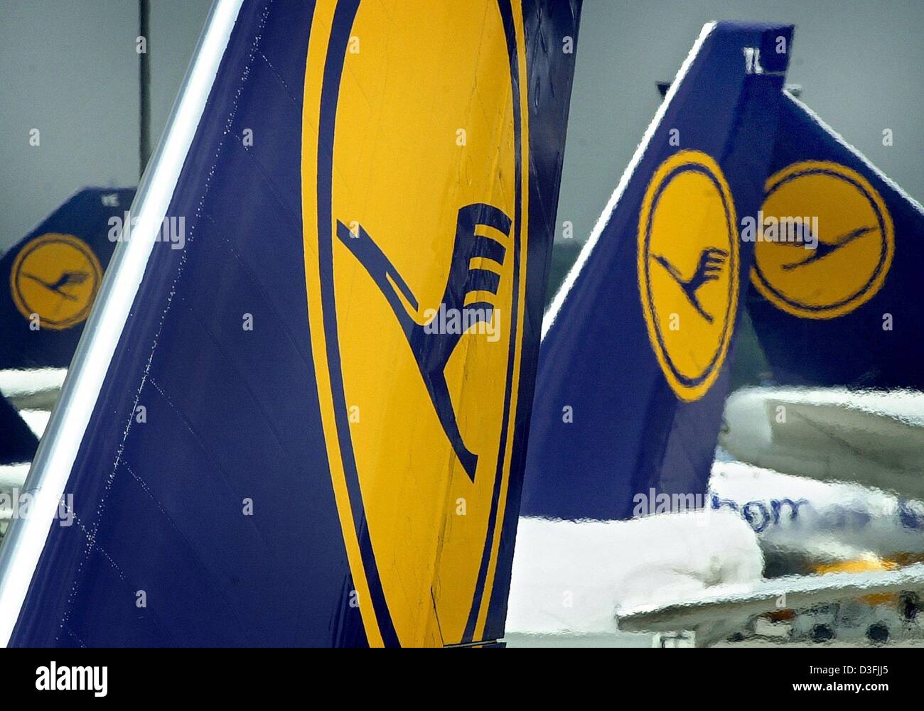 Tail units hi-res stock photography and images - Alamy