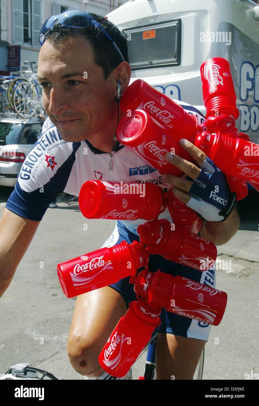 (dpa) - German Cyclist Olaf Pollack (Team Gerolsteiner) smiles while he ...