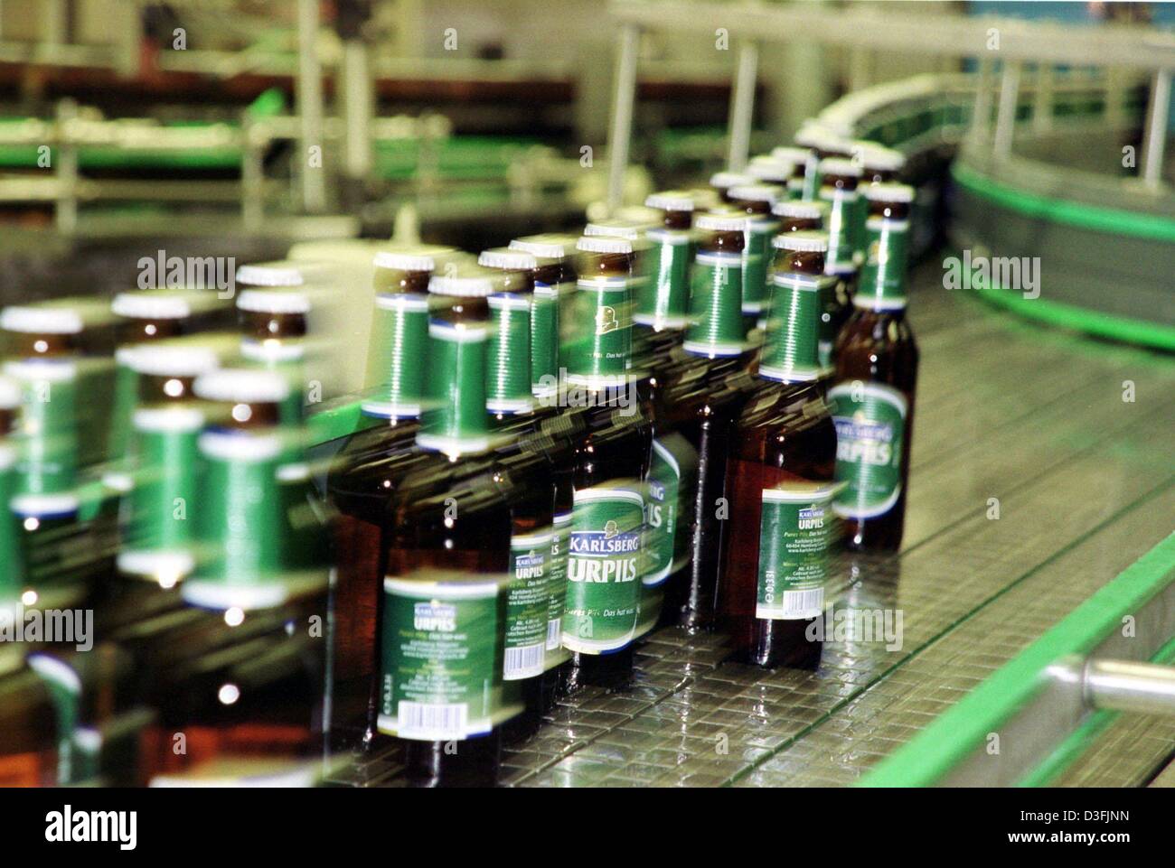(dpa files) - Beer bottles move on a conveyor belt of the bottling ...