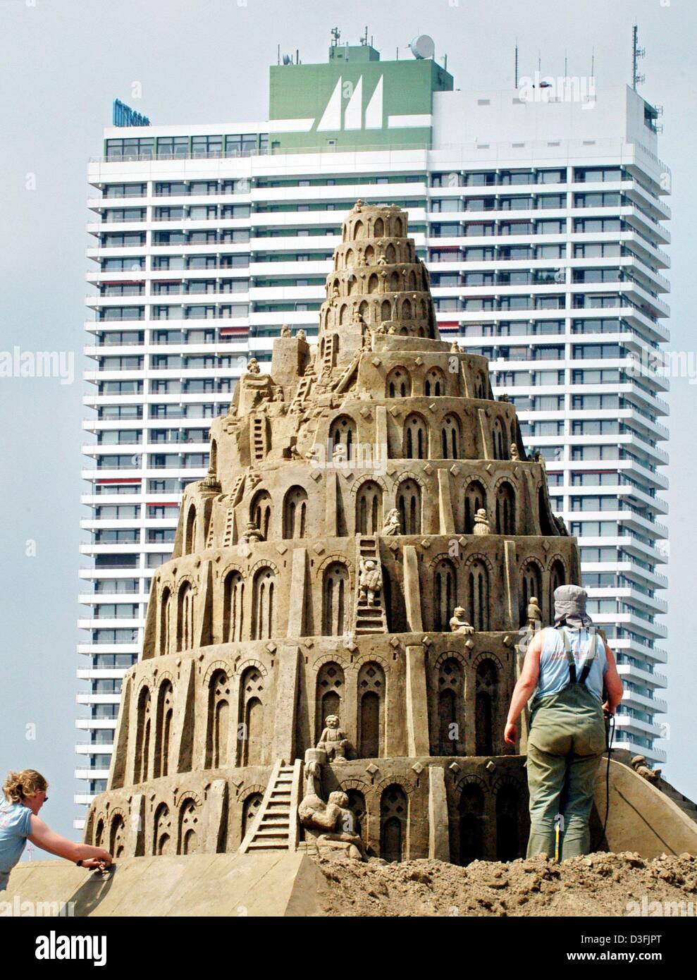 (dpa) - A sand-made Tower of Babel is standing in front of the ...