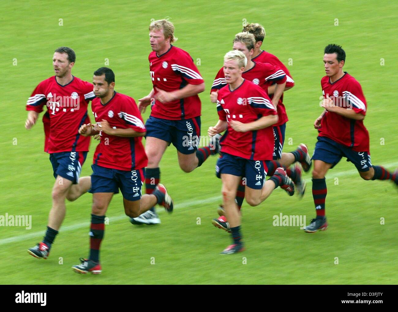 (dpa) - The players of the German soccer club Bayern Munich, (from L ...