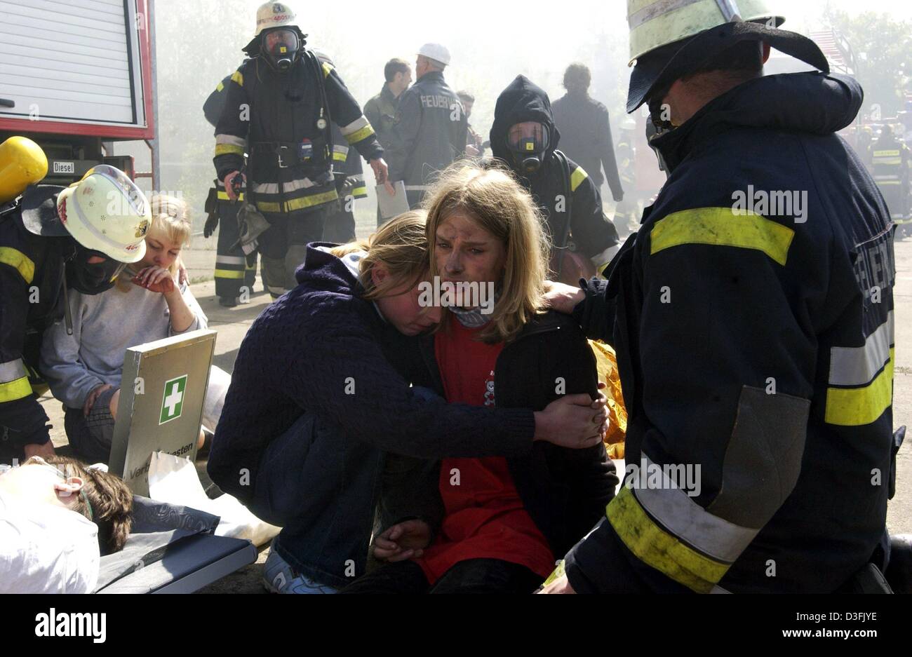 (dpa) - Members of the fire brigade, police, border guard and aid ...