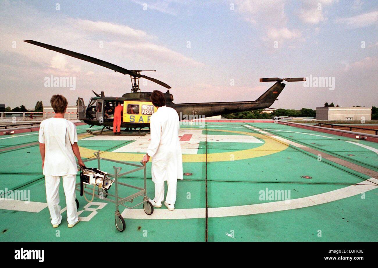 (dpa) - The doctors on duty await the landing of a rescue helicopter on ...