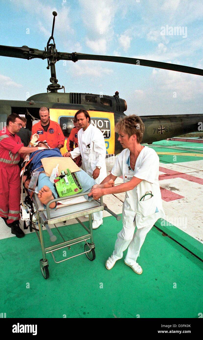 (dpa) - The doctors on duty receive a severely injured person after the ...