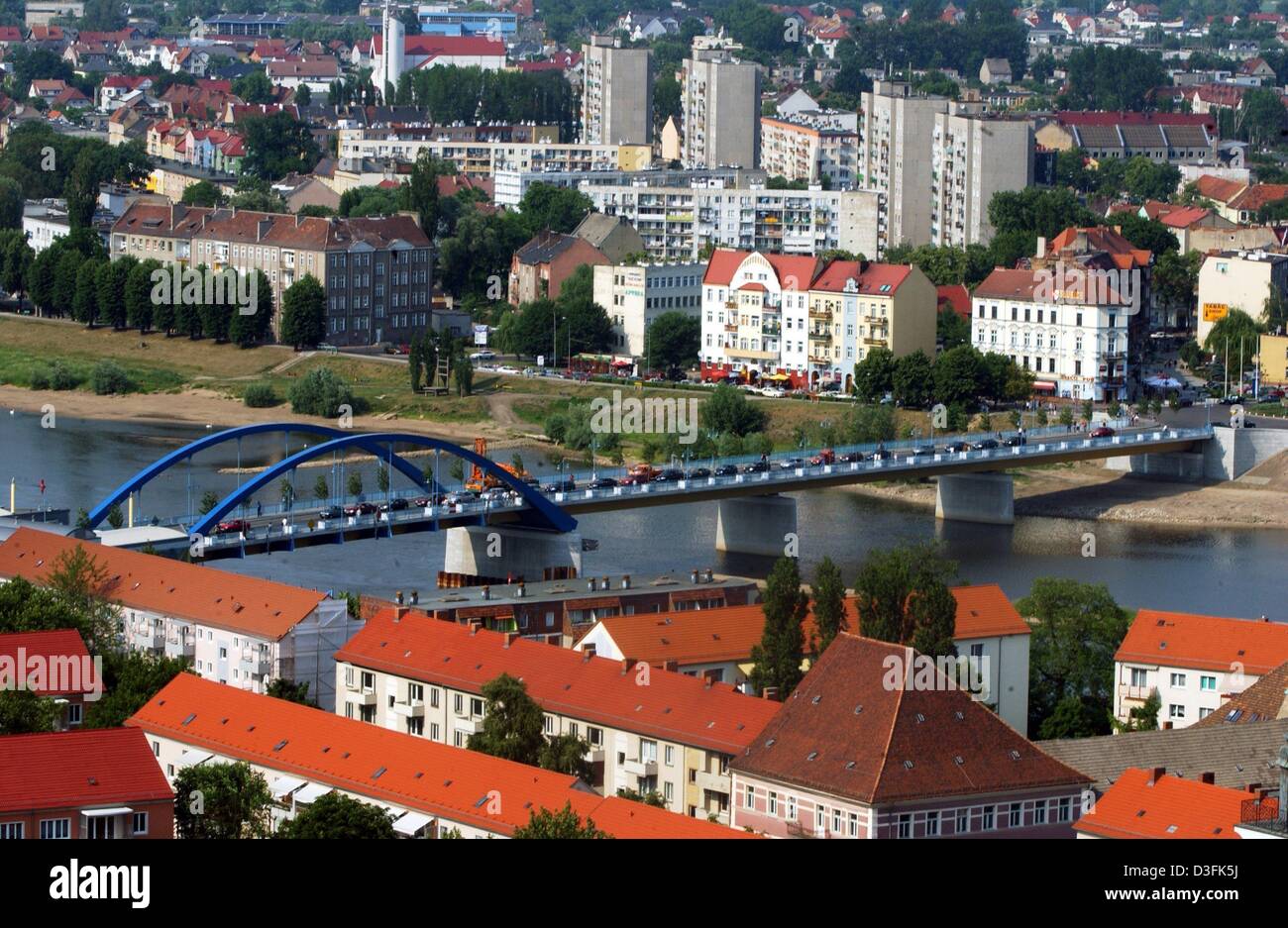 (dpa) - A view of the 'Stadtbruecke' (town bridge) between Frankfurt an ...