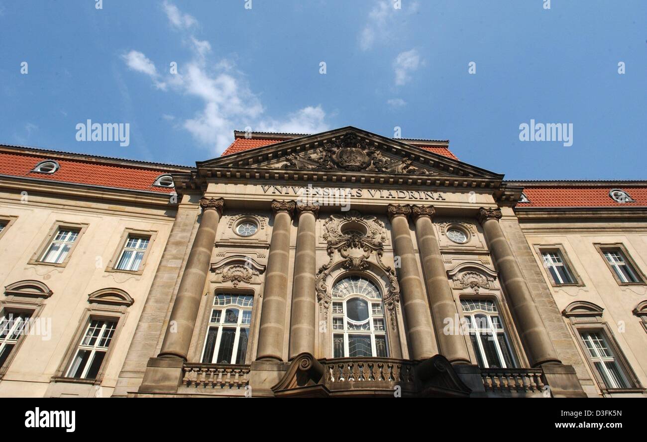 (dpa) - The impressive facade of 'Universitas Viadrina' in Frankfurt an ...