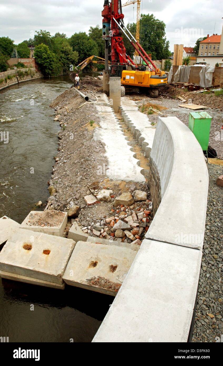 (dpa) - A protective wall for flood protection is being erected along ...
