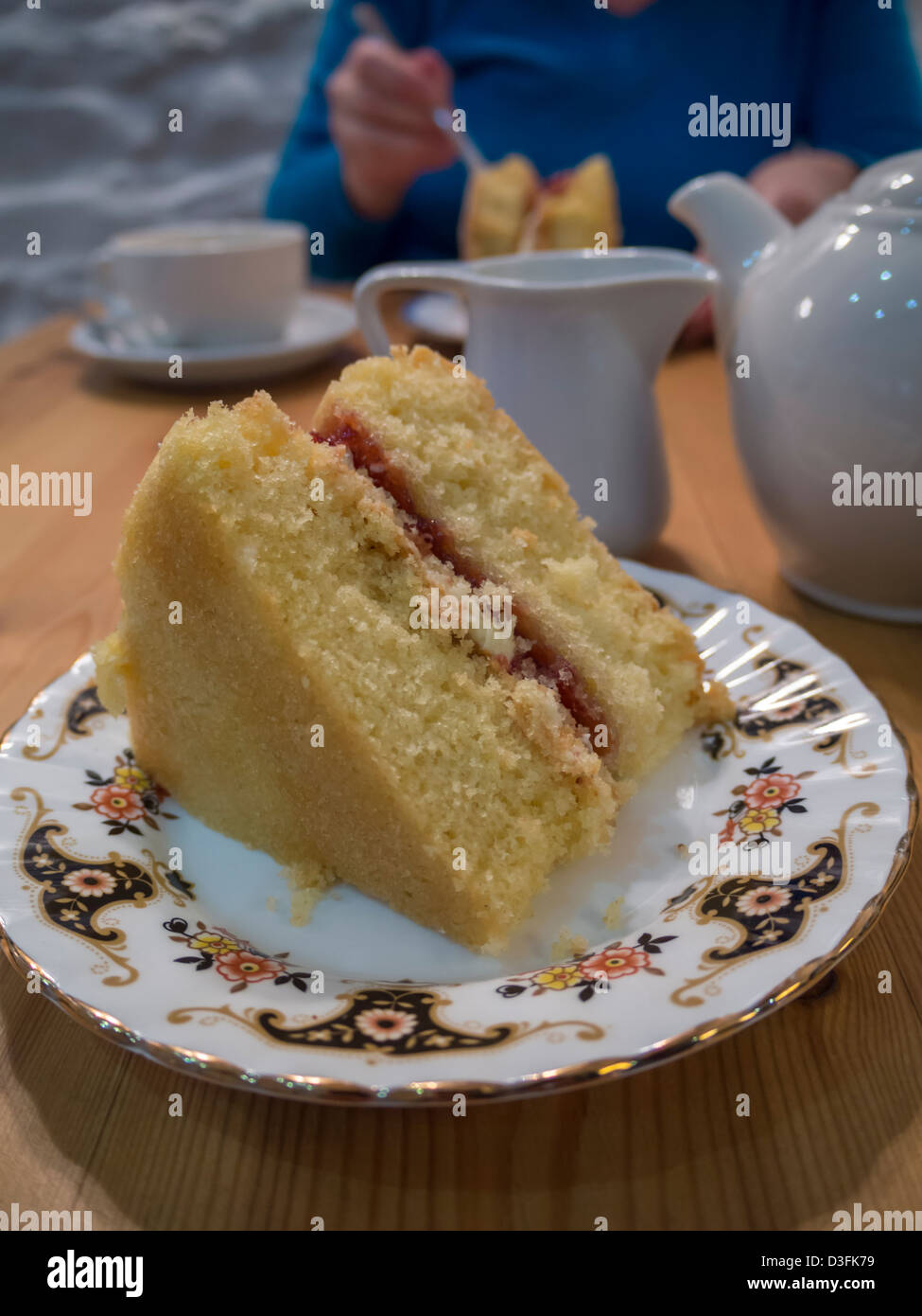 Victoria sponge slice plate hi-res stock photography and images - Alamy