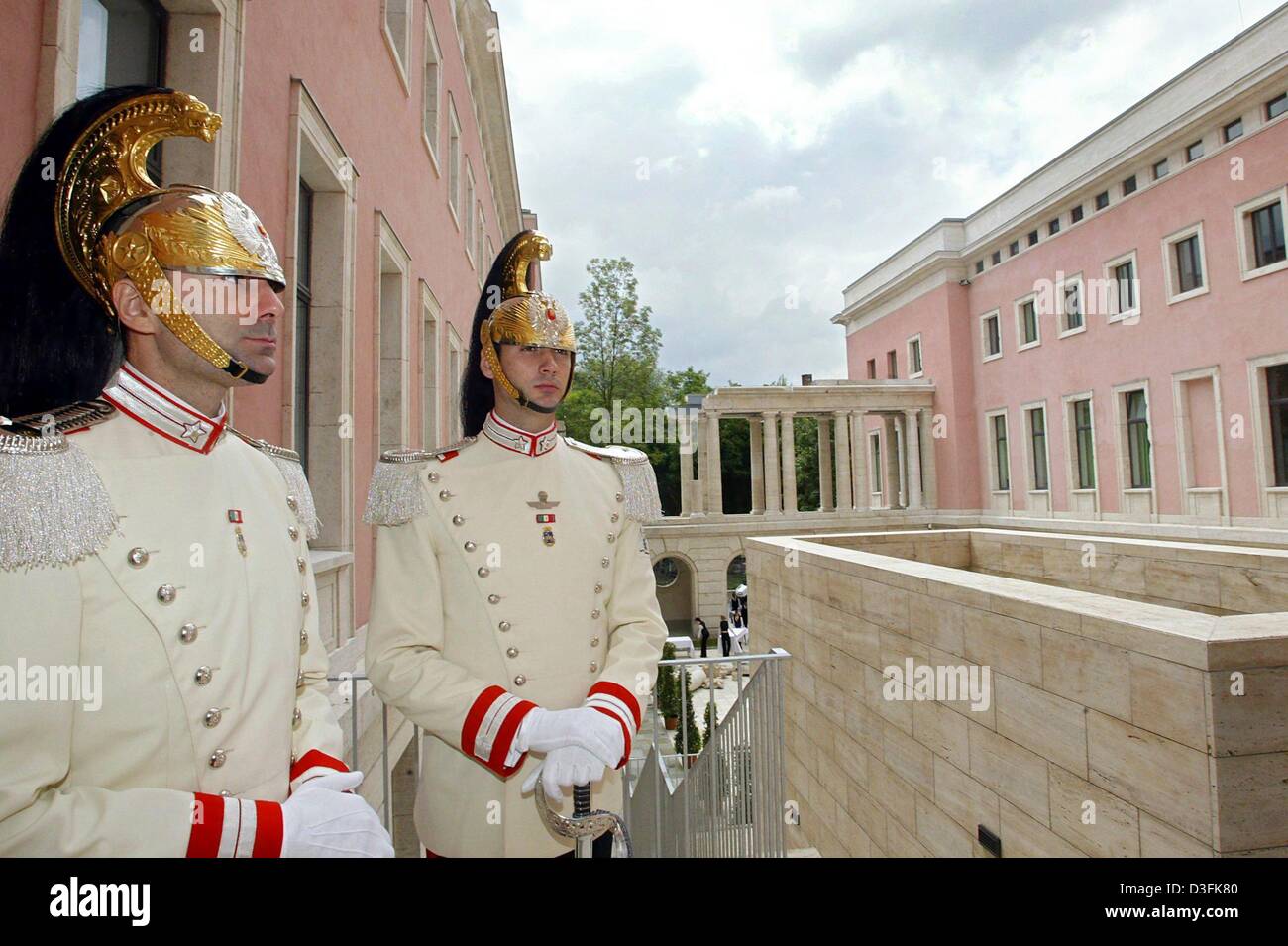 (dpa) - Two members of the Italian guard in their special uniform are ...