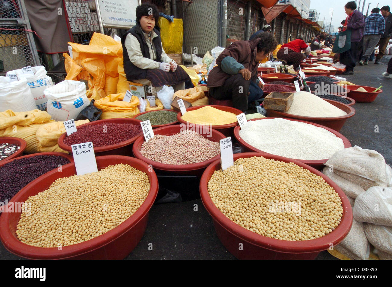 (dpa) - Vendors sell various kinds of legumes at the fish market in Busan, South Korea, 19 ...