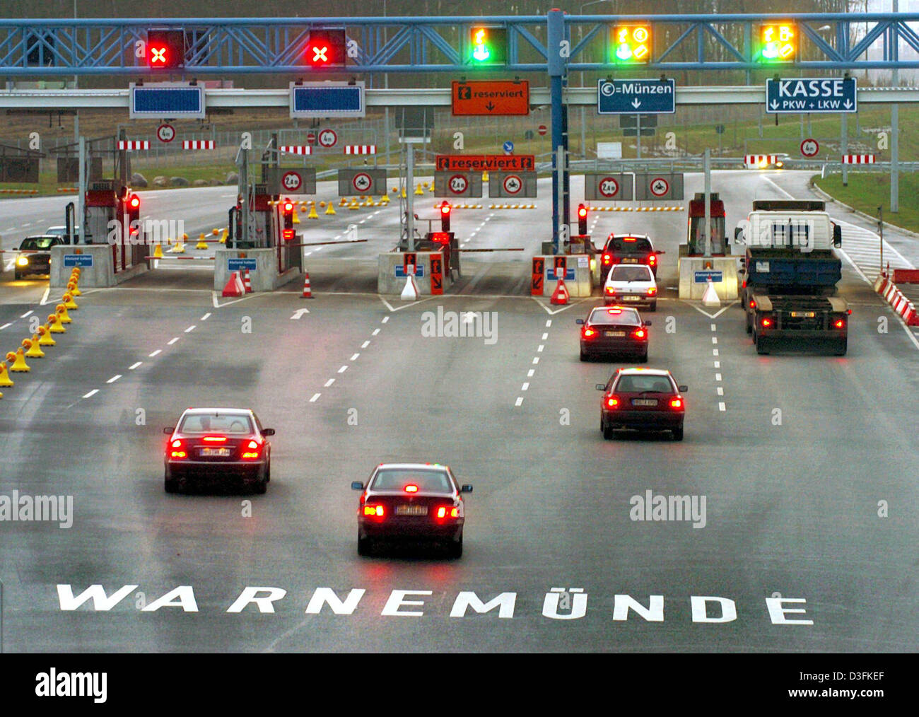 (dpa) - Vehicles stop at the toll gates for the 790 m long Warnow ...