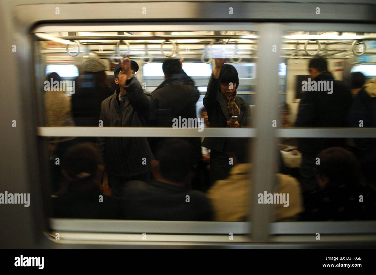 (dpa) - A view into a fully occupied train of an urban railway line in ...