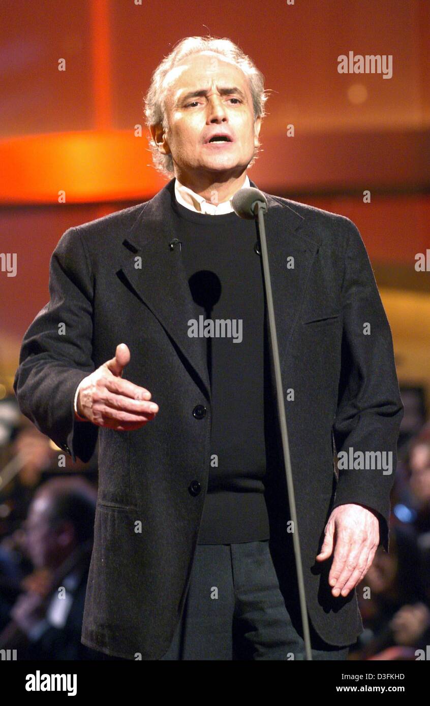 (dpa) - Spanish tenor singer Jose Carreras speaks during the dress ...