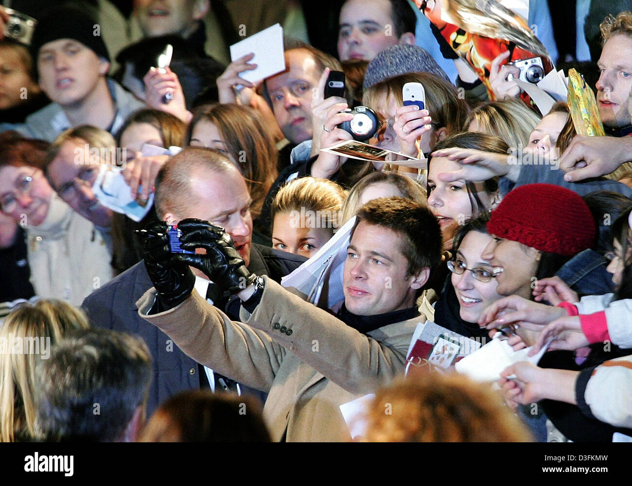(dpa) - US actor Brad Pitt (C) with a fan's camera takes a picture of ...