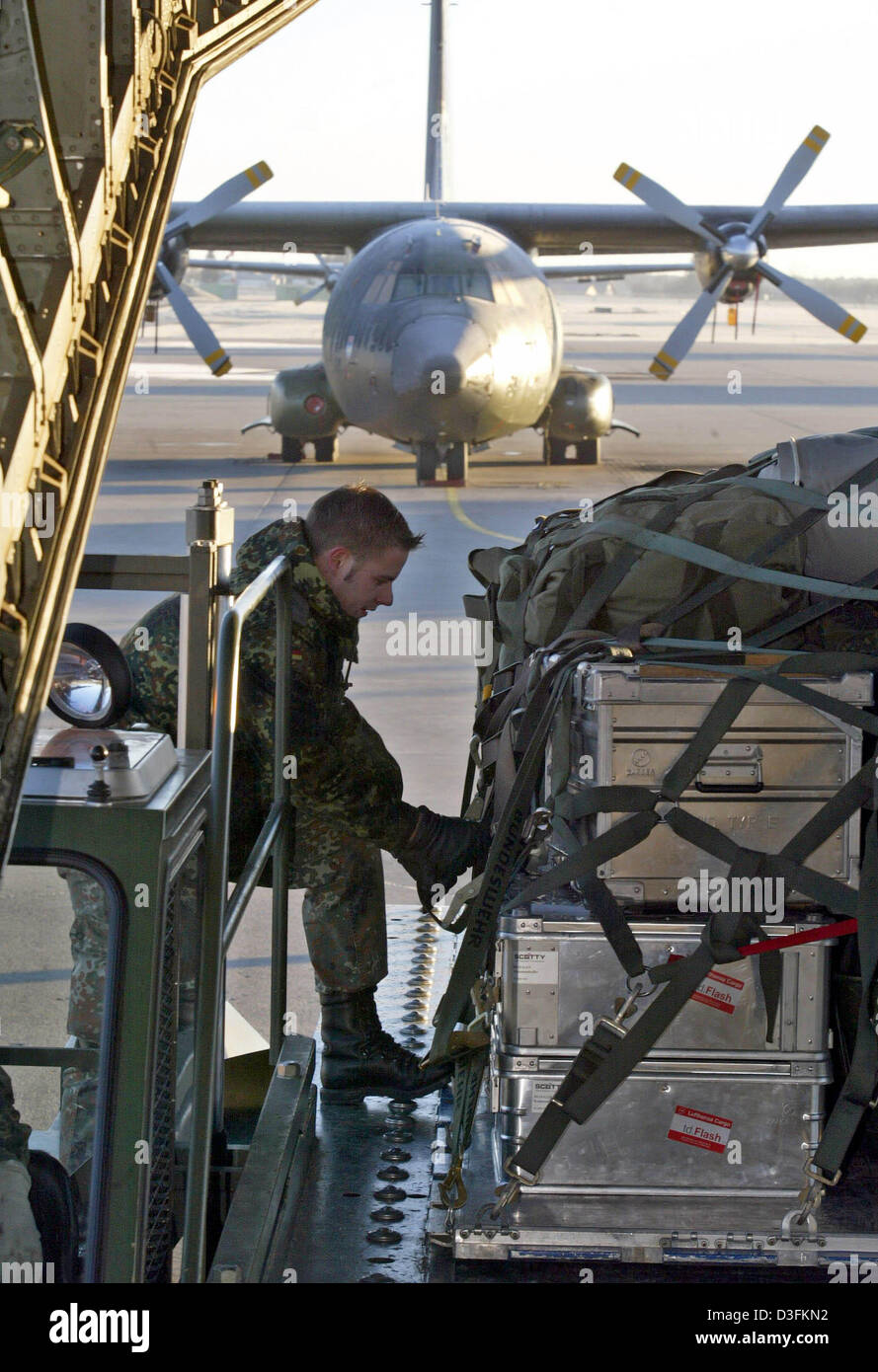 (dpa) - A soldier of the German air force loads goods into a Transall ...