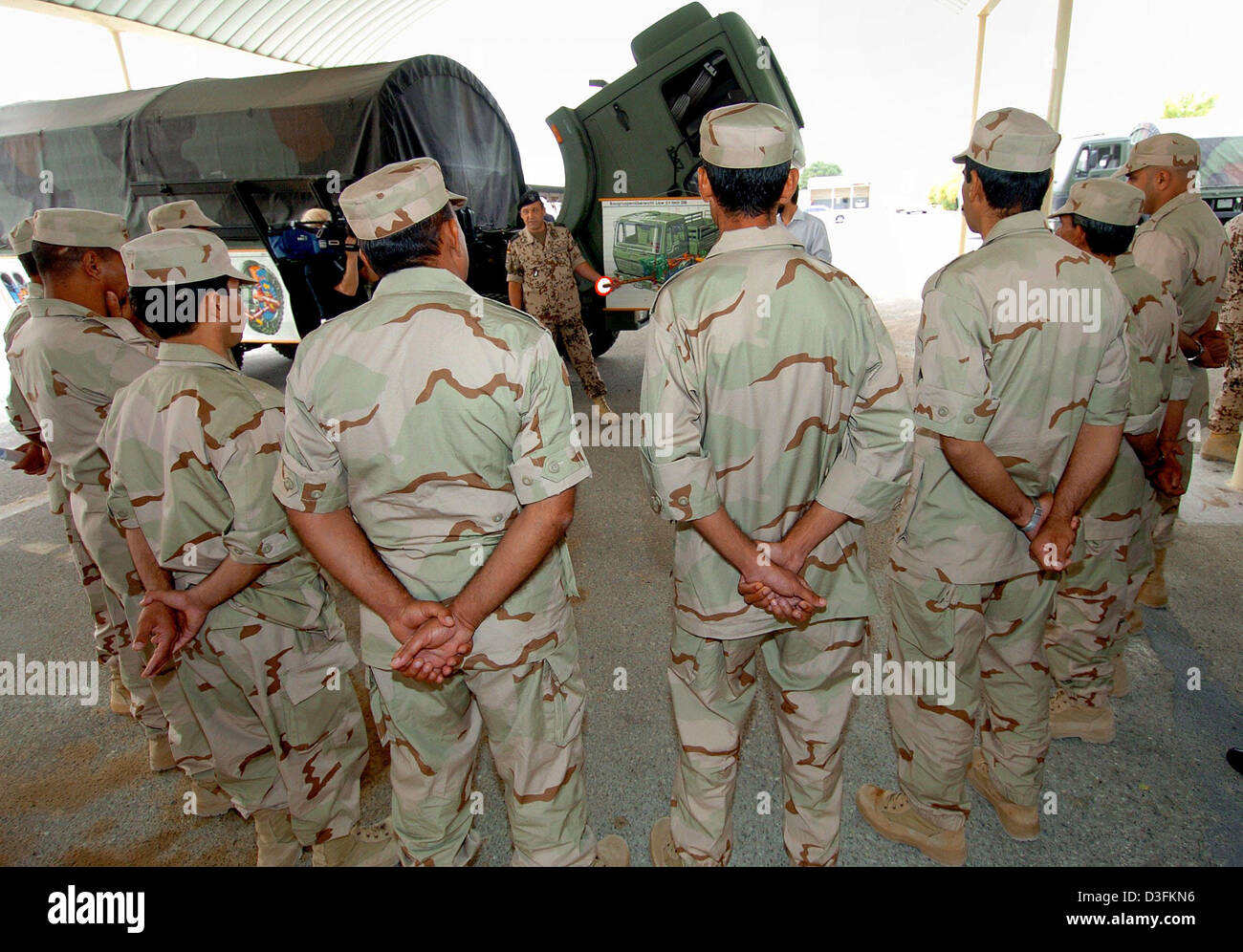 (dpa) - A Bundeswehr soldier (background) gives a lorry driving lesson ...