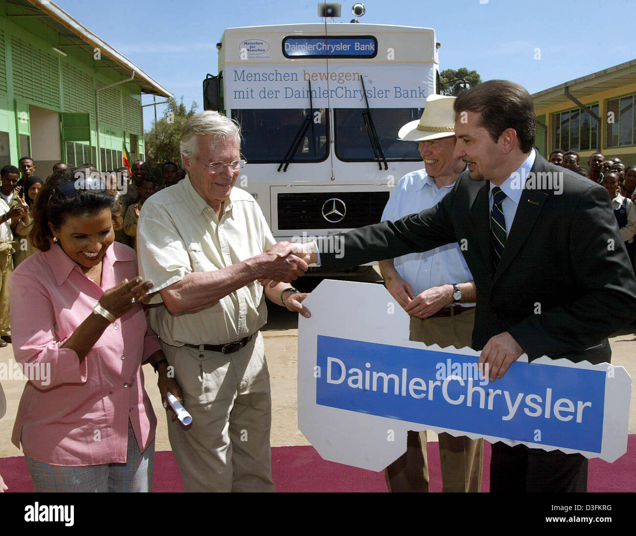 (dpa) - Harald Bertsch (R), head of company communication at automotive ...