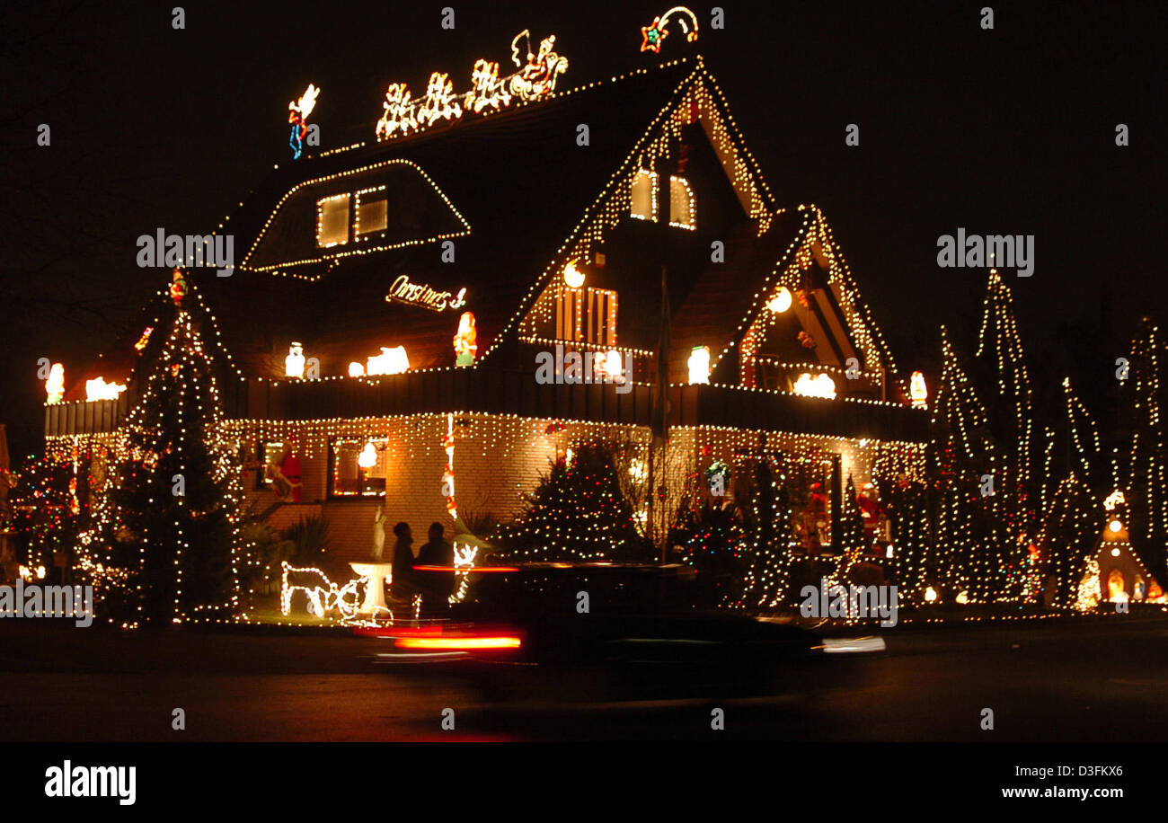 (dpa) - The photo shows a house which is decorated for Christmas in ...