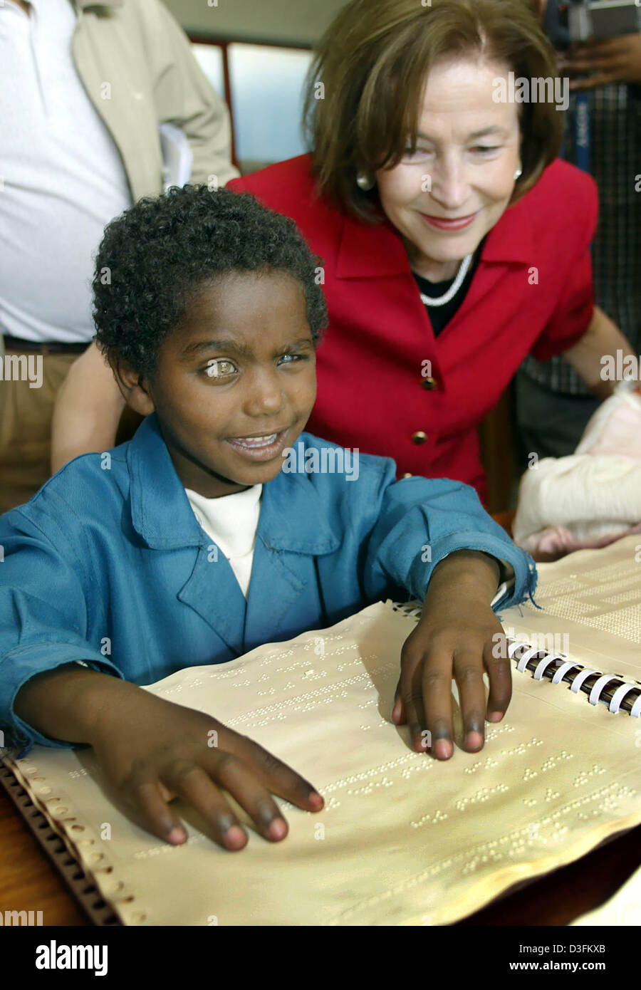 (dpa) - German President's wife Eva Koehler watches a blind female ...