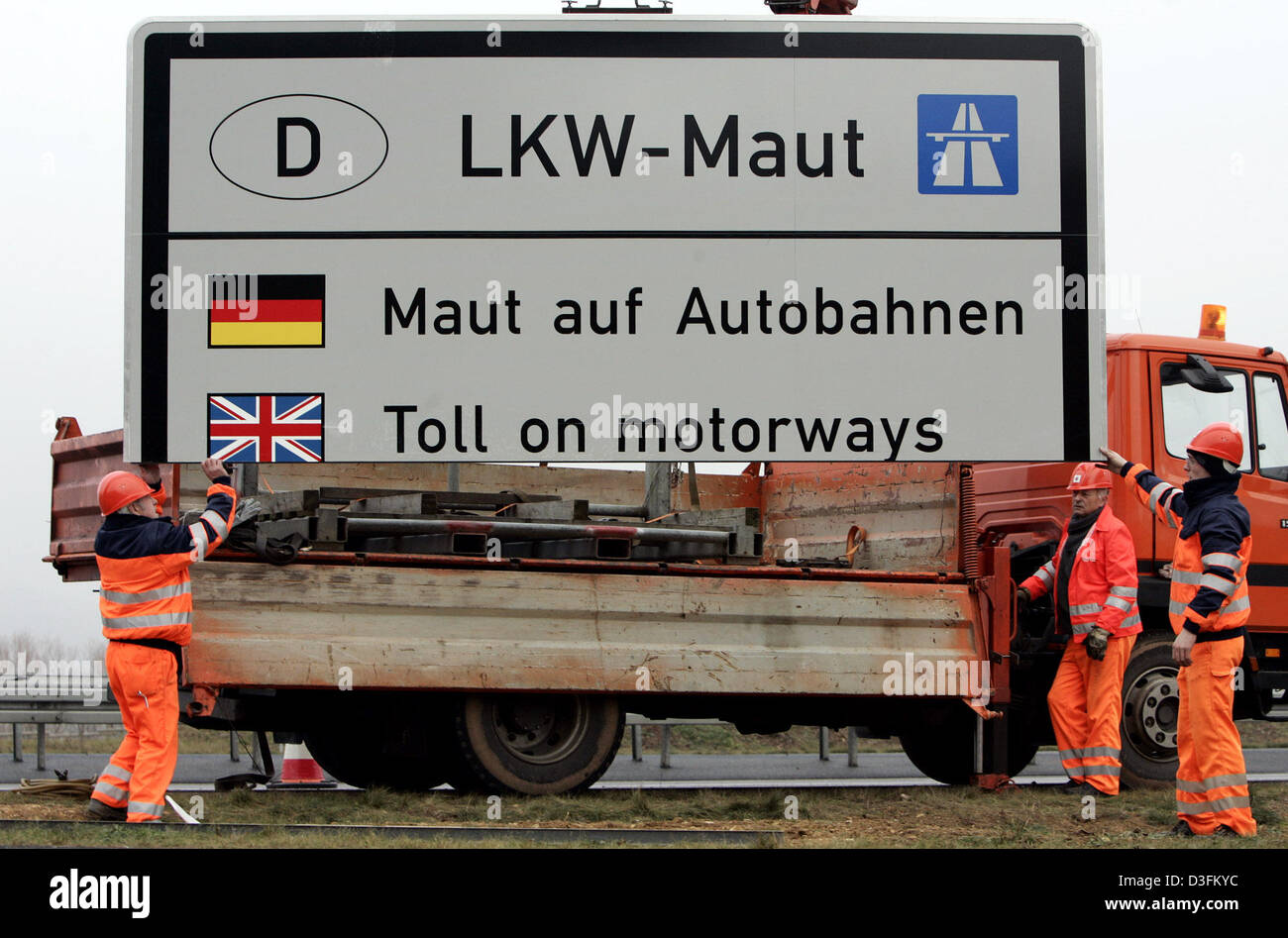 (dpa) - German highway maintenance workers erect the first highway toll ...