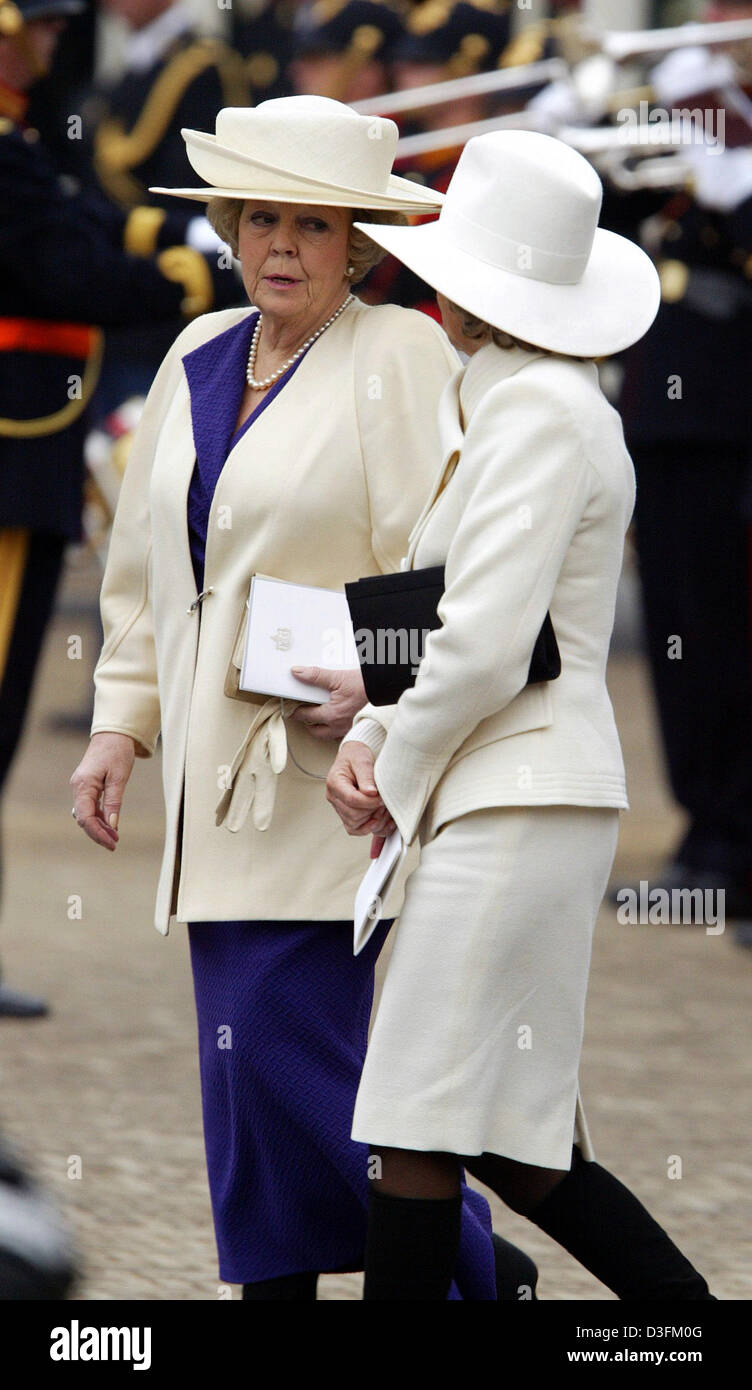 (dpa) - Queen Beatrix of the Netherlands (L) and her sister Princess ...