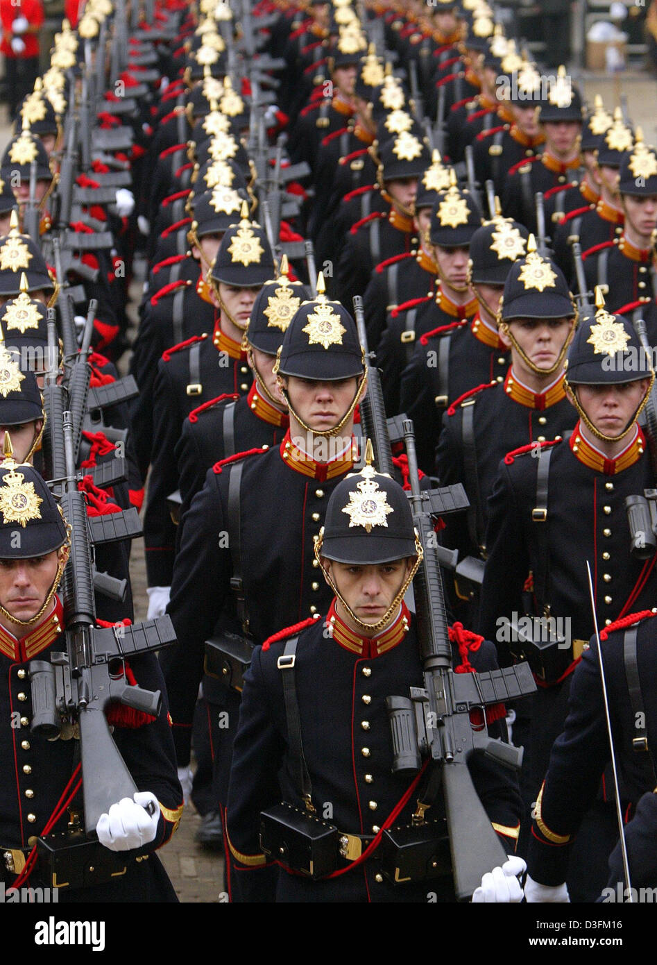 (dpa) - A guard of honour with 9,000 soldiers and veterans in ...