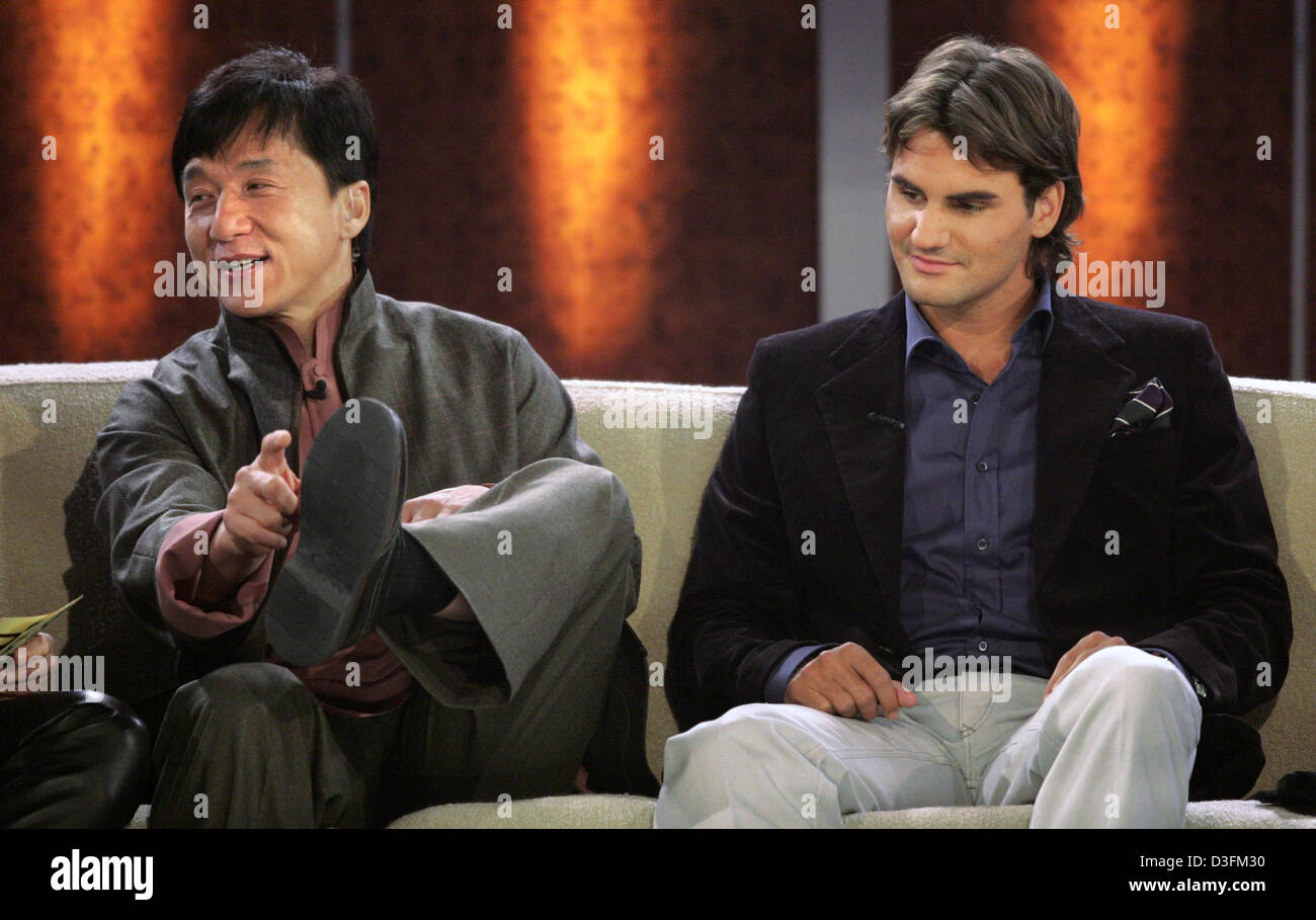 (dpa) - Actor Jackie Chan and Swiss tennis pro Roger Federer (R ...