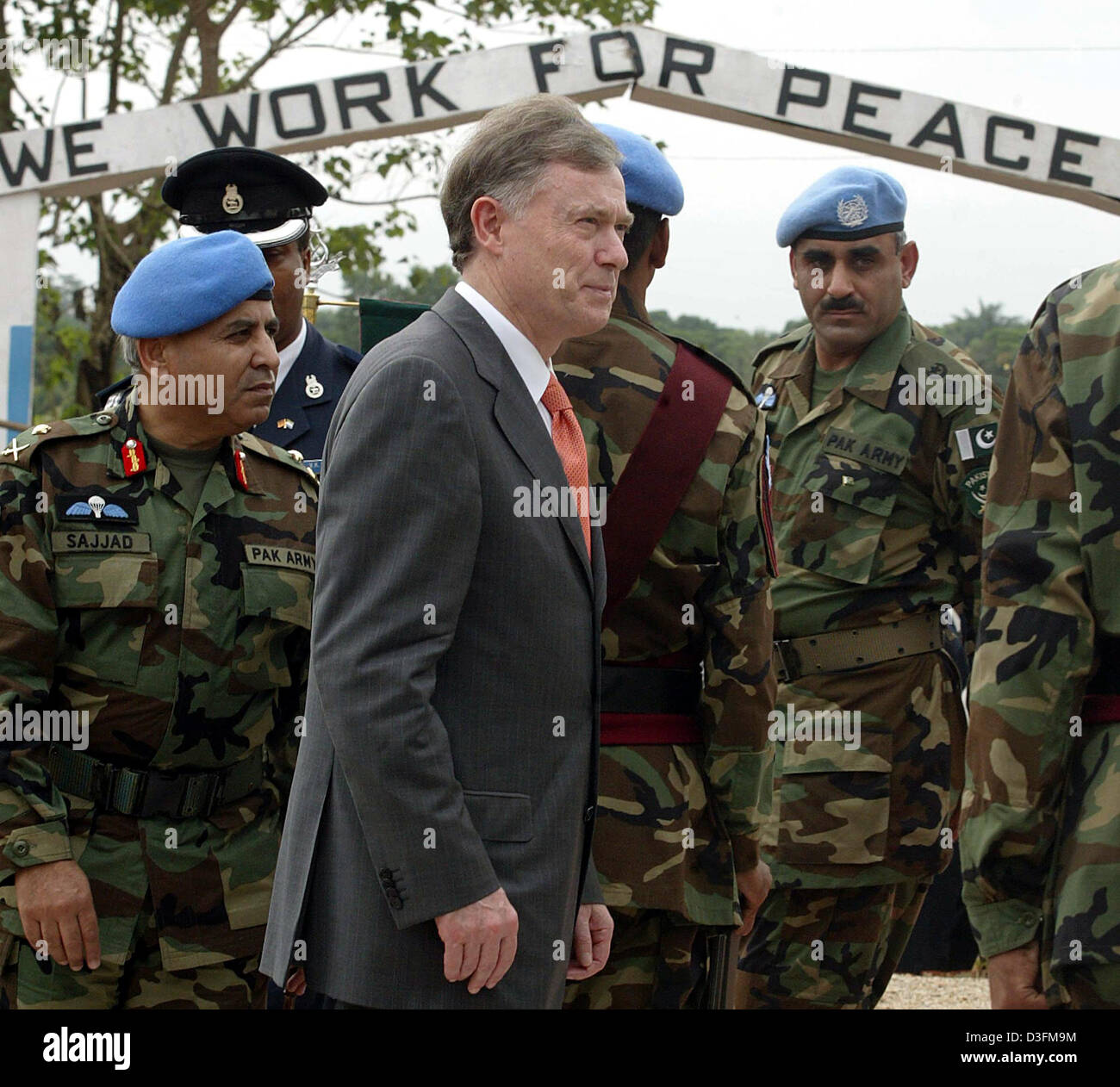 (dpa) - German President Horst Koehler (front) meets Pakistani soldiers ...