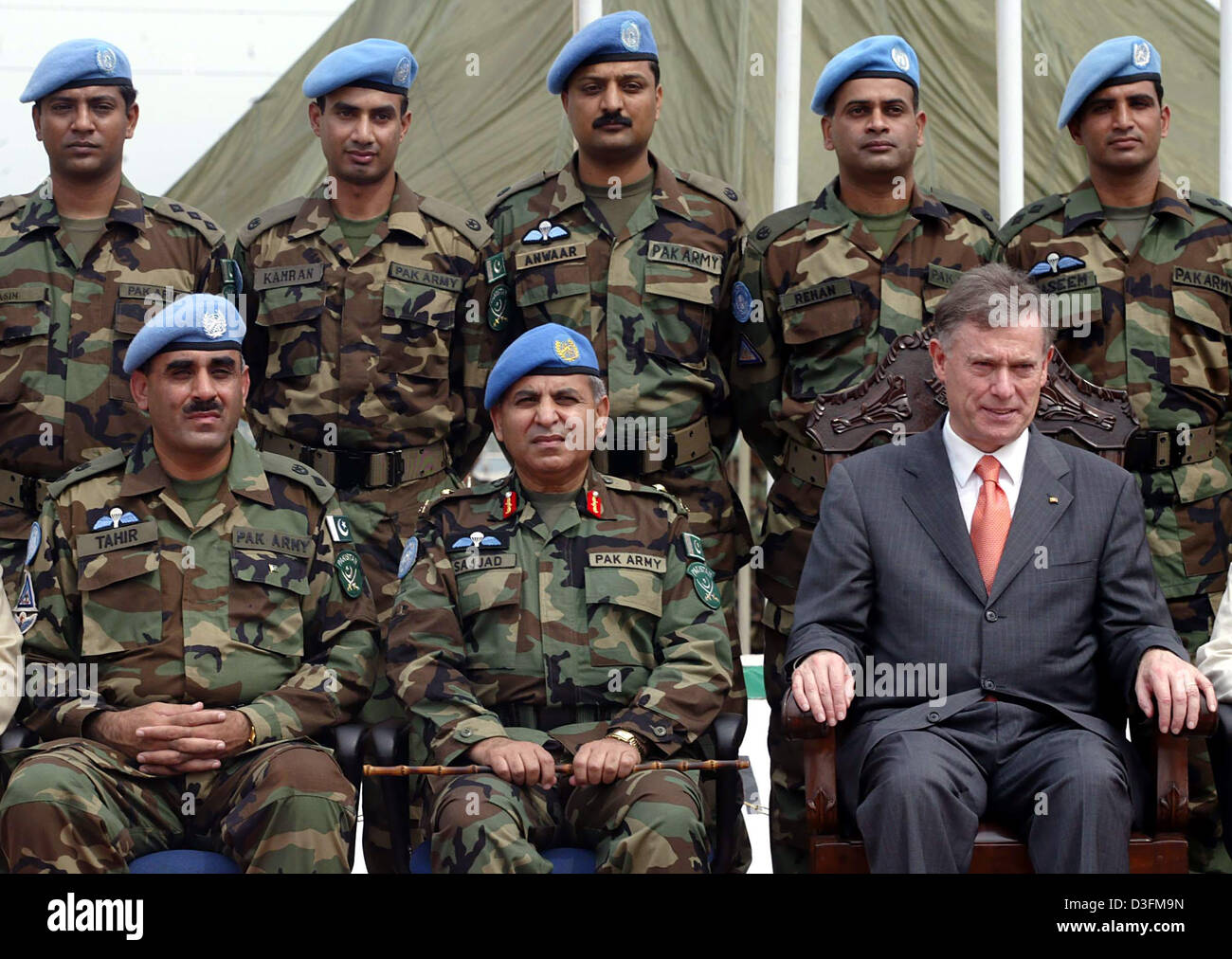 (dpa) - German President Horst Koehler (R) poses for a group photo with ...