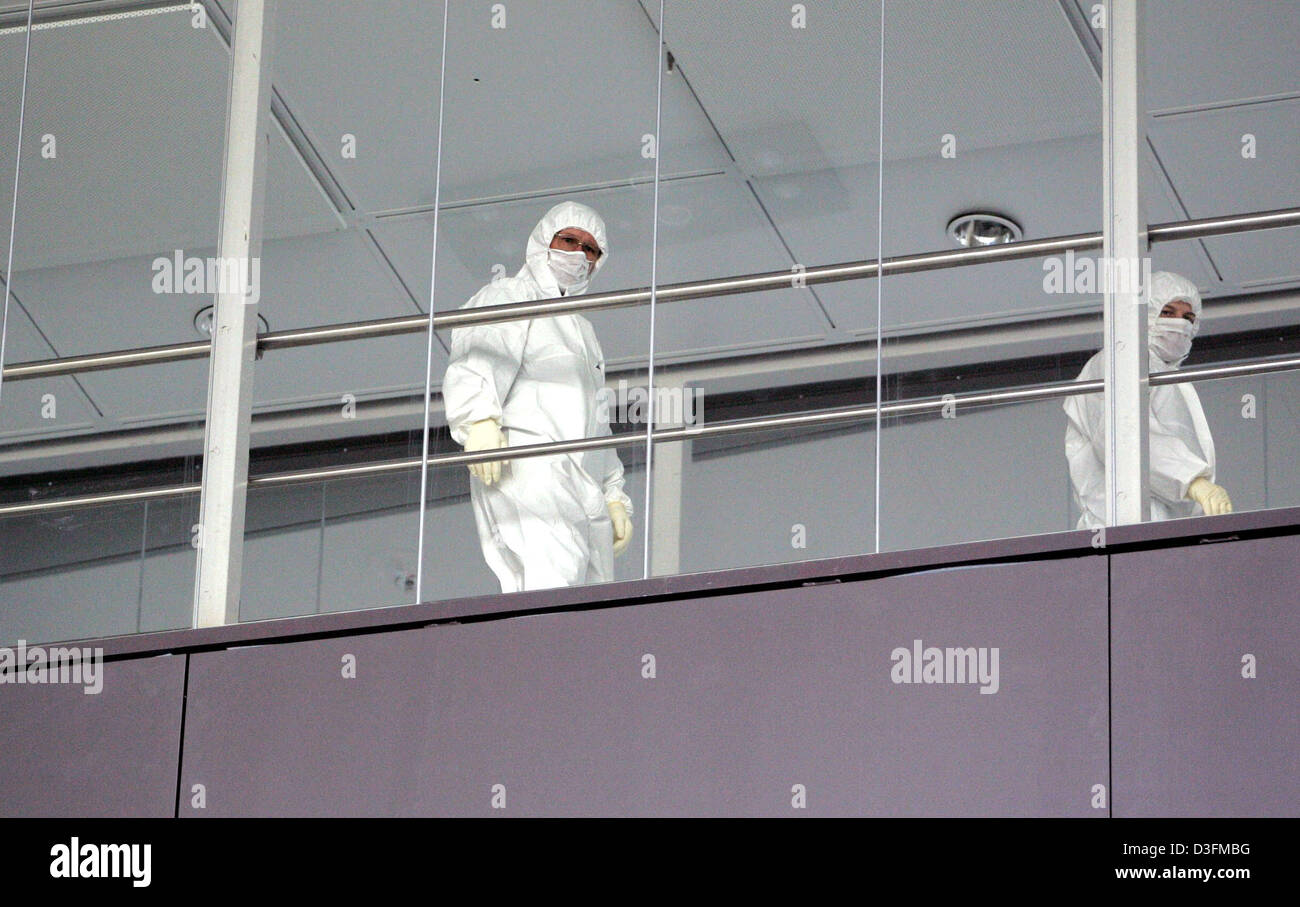 (dpa) - Employees of AMD Dresden walk through the new AMD Fab 36 plant ...