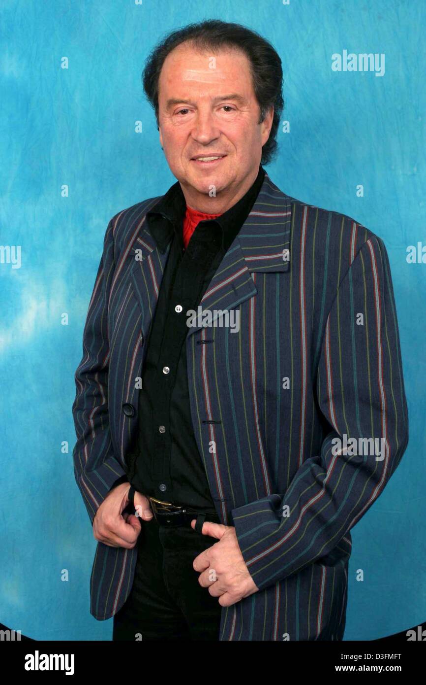 (dpa) - The photo shows British pop and rock singer Chris Andrews on ...