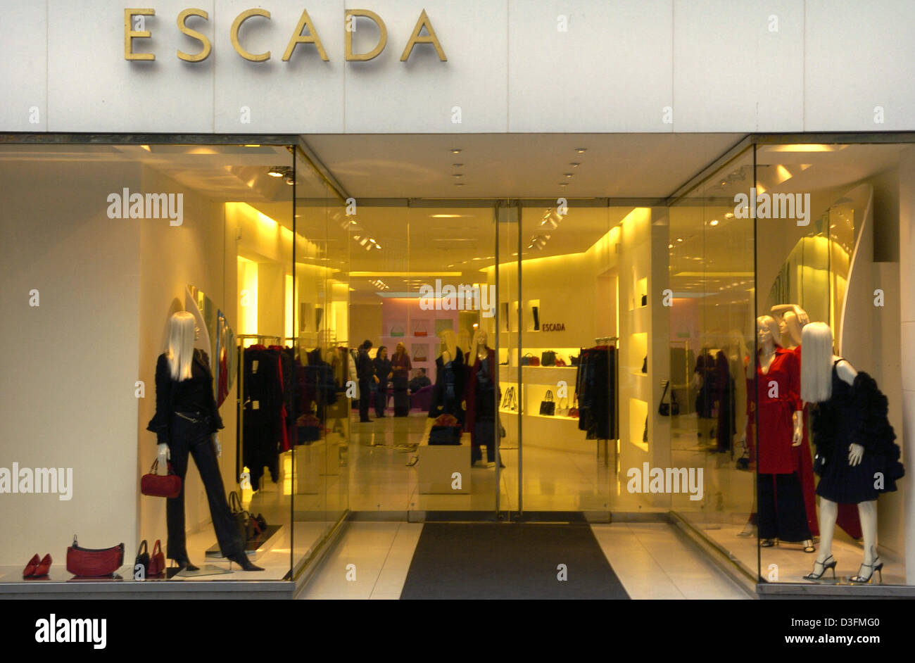 (dpa) - A view of the Escada store on the Koenigsallee shopping street ...
