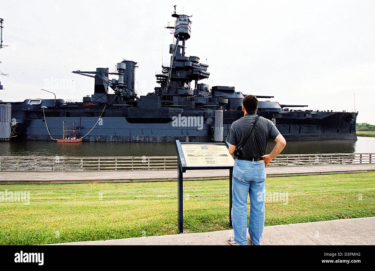 Warships at anchor warships hi-res stock photography and images - Alamy