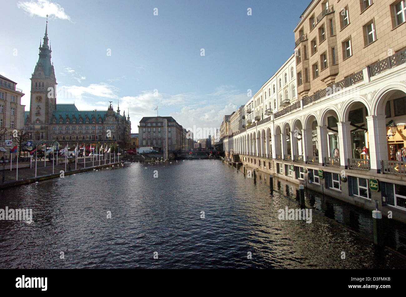 (dpa) - A view of the Little Alster Lake with the Alster Arcades (R ...