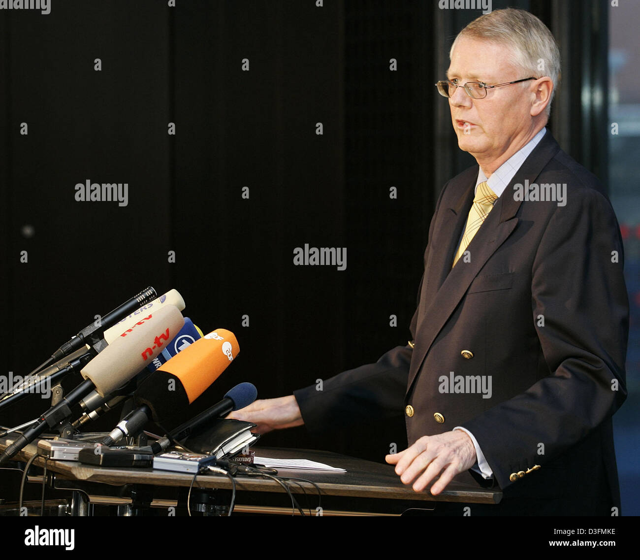 Crime law justice clj crime microphone male man glasses standing ntv ...