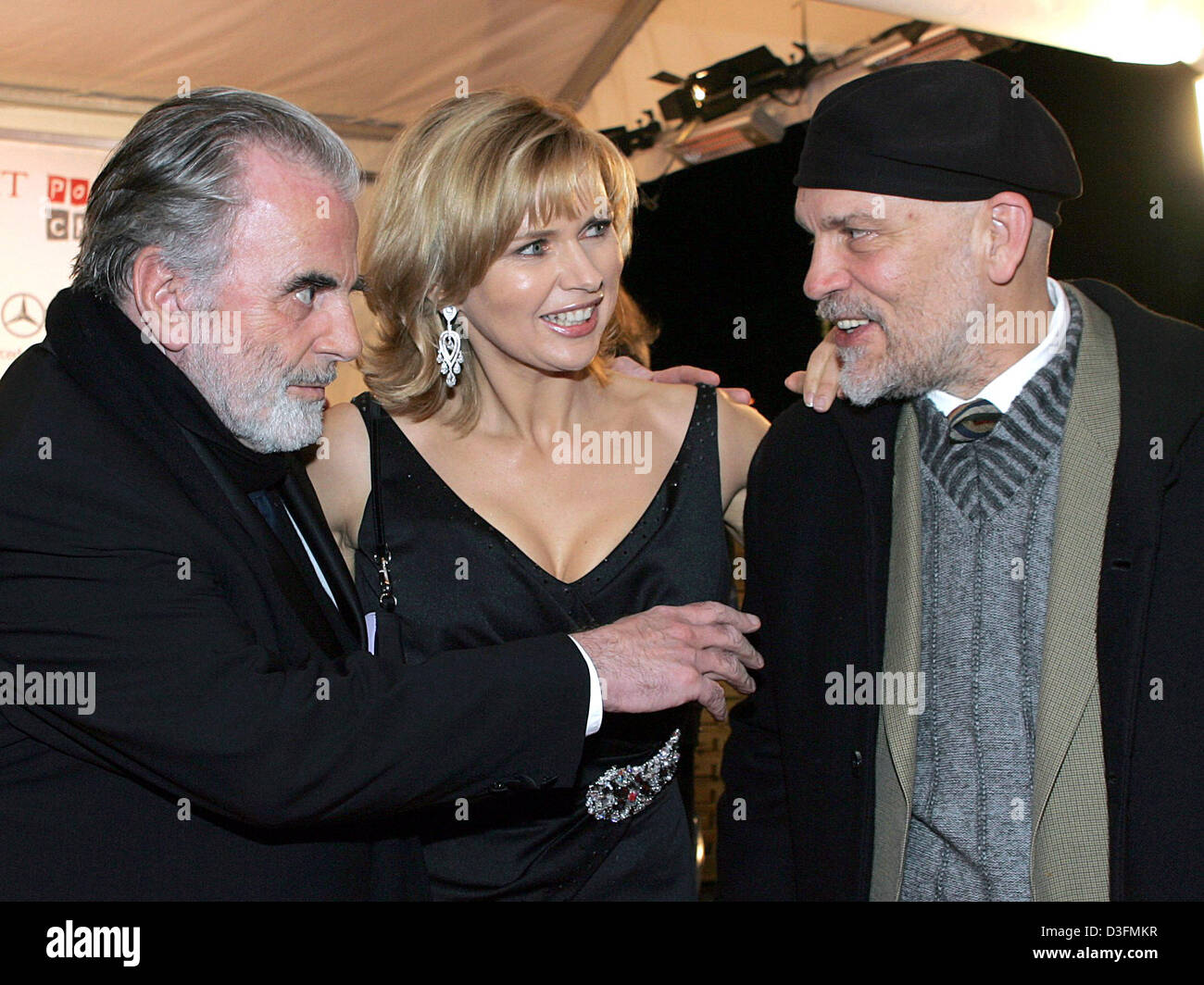 (dpa) - Actress Veronica Ferres (C) talks with her colleague Maximilian ...