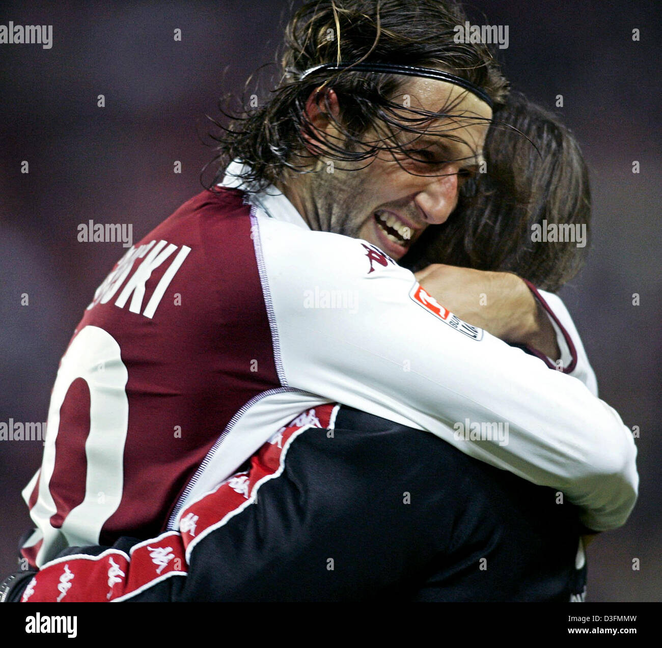 (dpa) - Kaiserslautern's Kamil Kosowski (L) happily hugs a team ...
