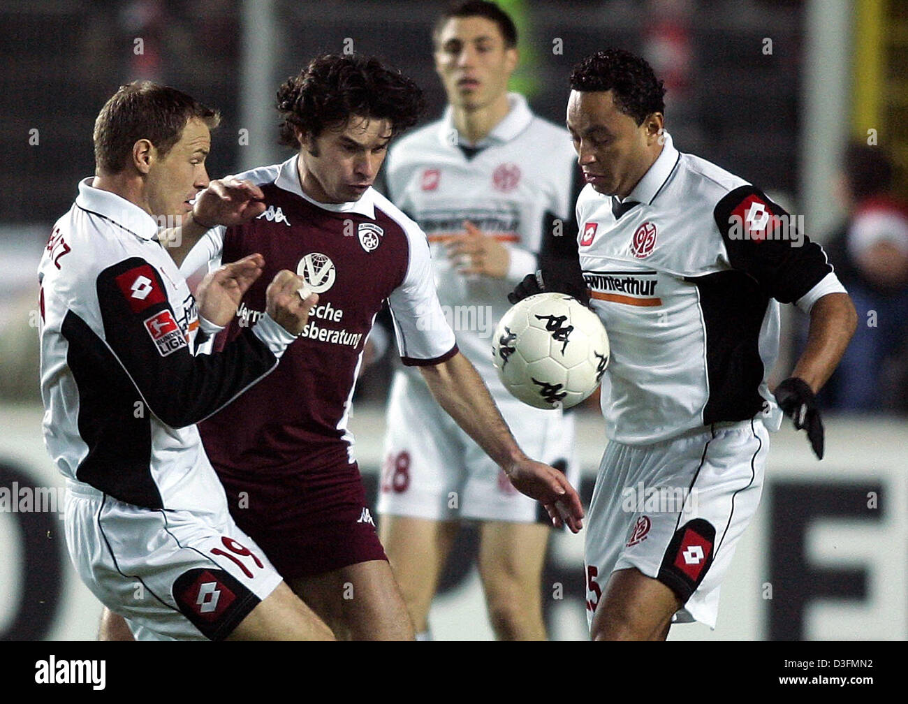 (dpa) - Kaiserslautern midfielder Ciriaco Sforza (2nd from L) tries to ...