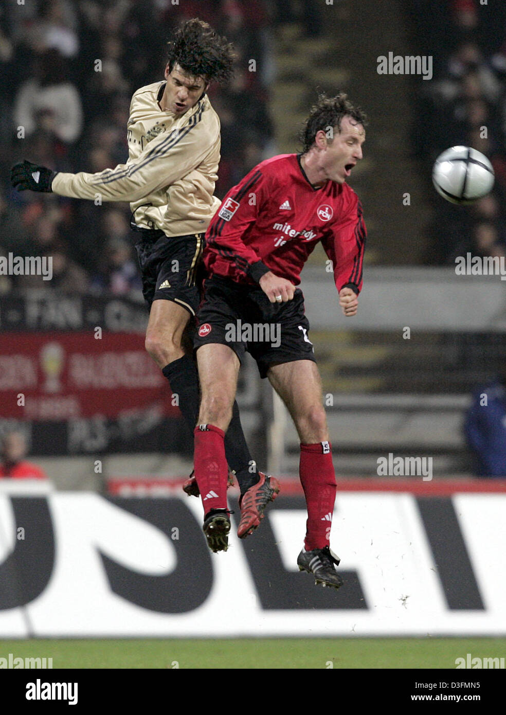 (dpa) - Bayern midfielder Michael Ballack (L) in a heading duel with ...