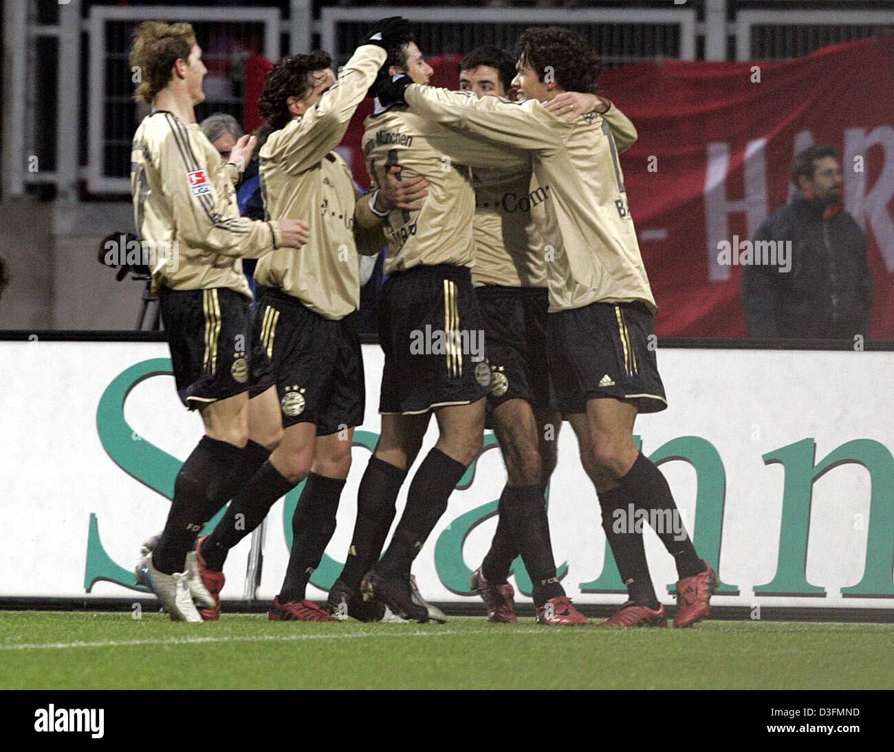 (dpa) - Bayern star striker Roy Makaay (2nd from R) celebrates with ...